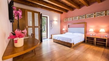 Quarto triplo standard, várias camas, para não fumantes, vista para o pátio | Frigobar, cofres nos quartos, individualmente decorados, escrivaninha