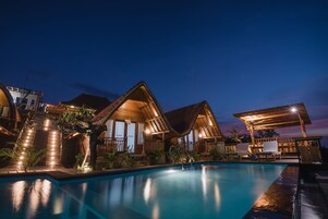 Piscina exterior, guarda-sóis, espreguiçadeiras 