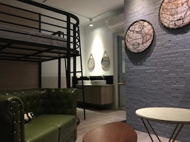 Quarto quádruplo | Individualmente mobiliados, escrivaninha, cortinas blackout