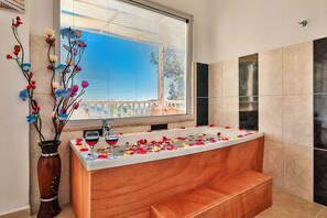 Villa, 3 quartos | Casa de banho | Uma banheira, uma banheira de imersão total 