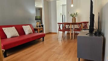 Apartamento superior, 2 quartos | Área de estar | Smart TV, Netflix