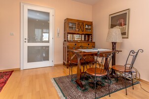 Apartamento, sacada, vista para a cidade | Área de estar | TV de tela plana