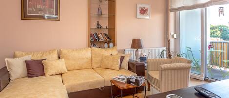 Apartamento, sacada, vista para a cidade | Área de estar | TV de tela plana