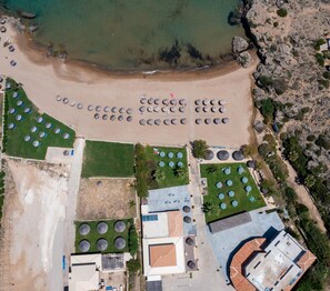 Na praia, espreguiçadeiras, guarda-sóis, bar na praia 