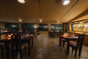 Pequenos-almoços, almoços, jantares servidos, cozinha local 