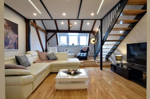 Apartamento exclusivo, 2 quartos | Sala de estar | TV de tela plana 120 cm com canais digitais, TV de plasma