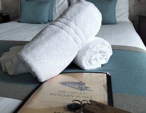 Quarto casal standard, 1 cama King, para não fumantes | Roupas de cama antialérgicas, escrivaninha