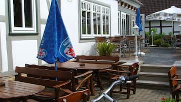 Café da manhã, almoço e jantar; culinária alemã, vistas para o jardim