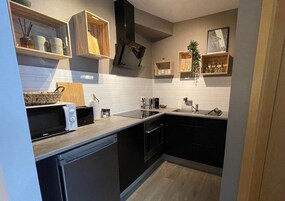 Apartamento Comfort, 1 quarto | Cozinha privada | Um frigorífico, um micro-ondas, um forno, uma placa de cozinha 