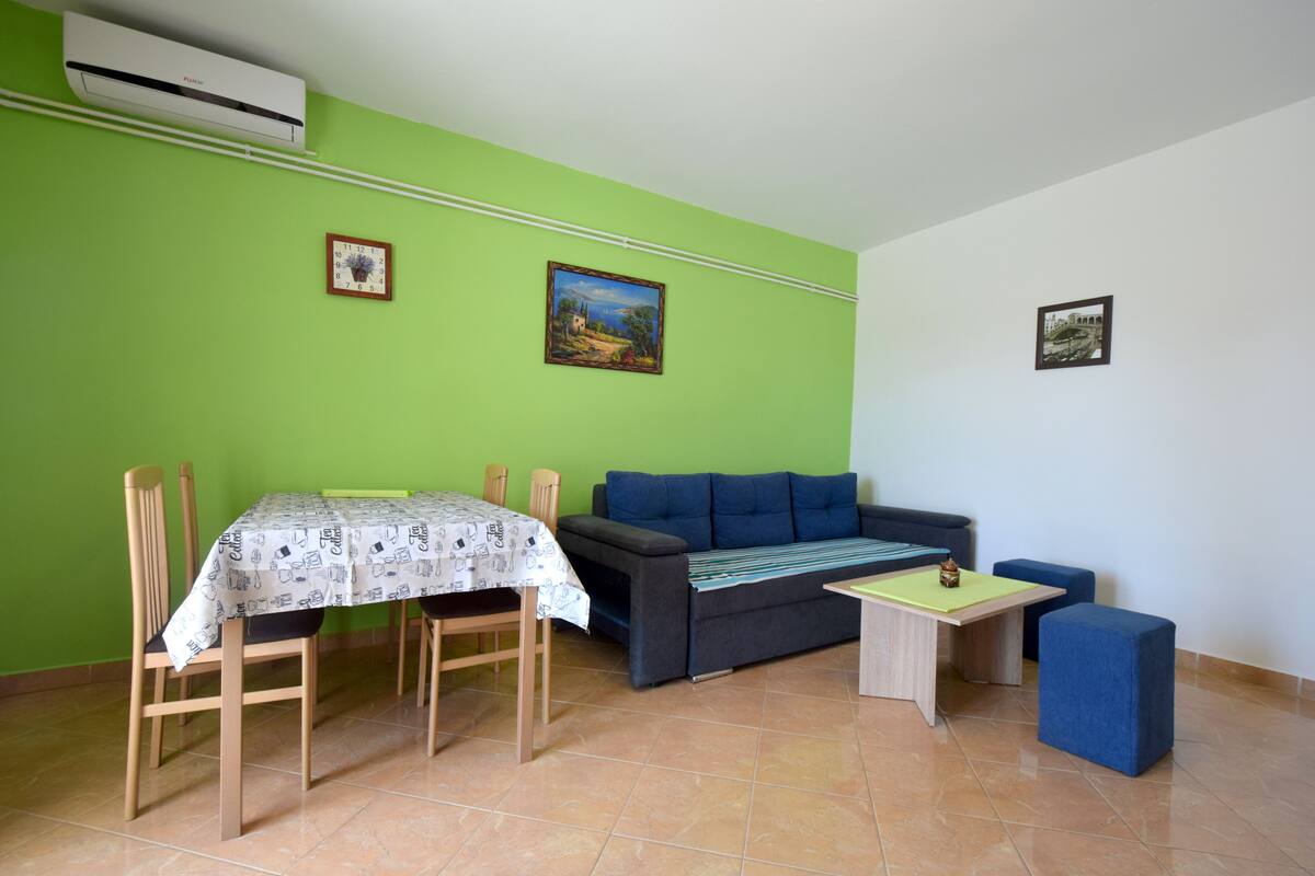 Apartamento standard, 1 quarto | Sala de estar | TV de tela plana