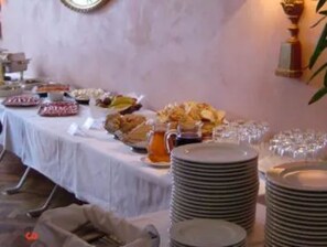 Café da manhã com buffet grátis todos os dias