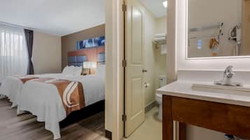 Quarto standard, 2 camas de casal, para não fumantes | 1 quarto, individualmente decorados, individualmente mobiliados
