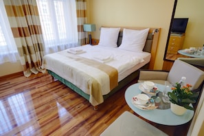 Quarto Duplo Deluxe, 1 cama king-size, Vista para a cidade | Secretária, ferro/tábua de engomar, Wi-fi grátis 