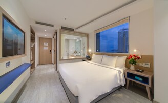 Suite-Estúdio Sénior | Minibar, cofre no quarto, secretária, cortinas/cortinados opacos 