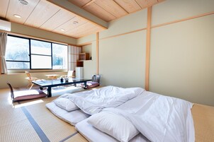 Quarto Quádruplo Tradicional (Japanese Style) | Cofre no quarto, Wi-fi grátis, roupa de cama fornecida