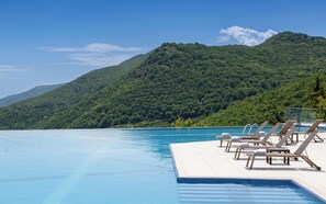 Piscina interna, piscina externa sazonal, espreguiçadeiras