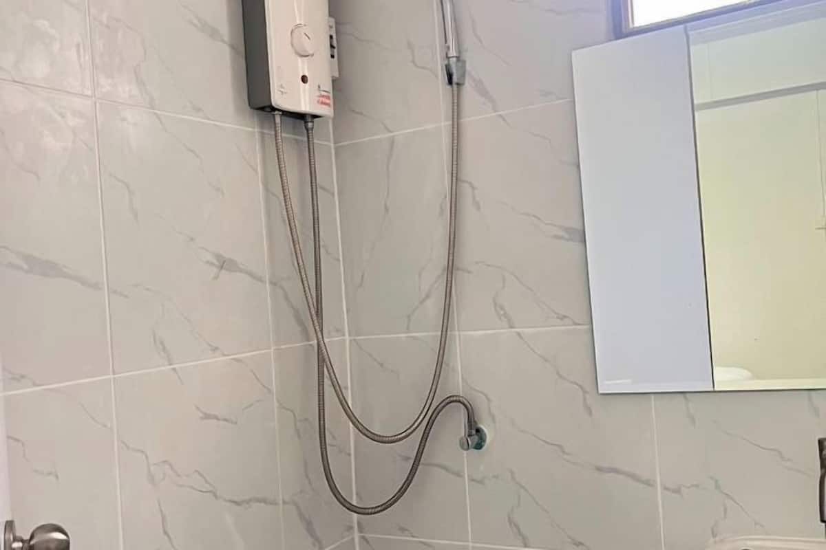 Um polibã, um chuveiro fixo, artigos de higiene pessoal grátis