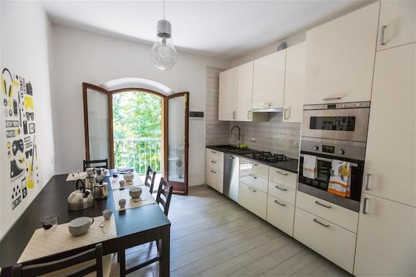 Apartamento, 2 quartos | Cozinha privada | Geladeira grande, micro-ondas, fogão, cooktop