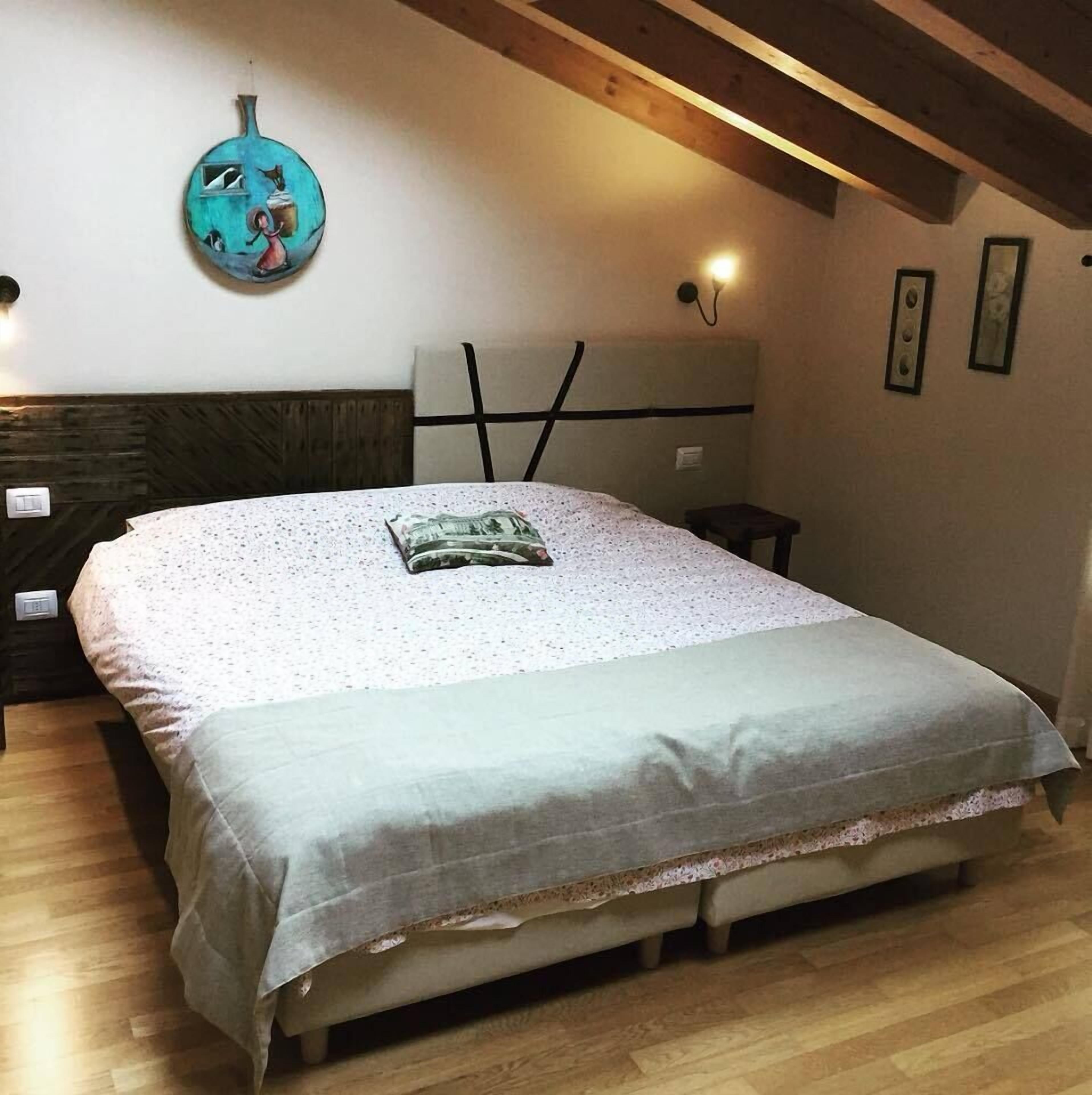 Escrivaninha, berço de viagem, Wi-Fi de cortesia, roupa de cama