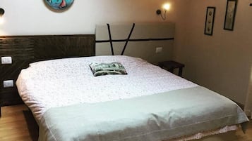 Escrivaninha, berço de viagem, Wi-Fi de cortesia, roupa de cama