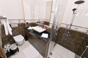 Quarto Duplo Standard | Casa de banho | Um polibã, artigos de higiene pessoal grátis, um secador de cabelo 