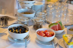 Pequeno-almoço tipo buffet nos dias úteis (9.8 EUR por pessoa)