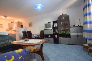 Apartamento Standard, 2 quartos (239) | Sala de estar | TV de ecrã plano 