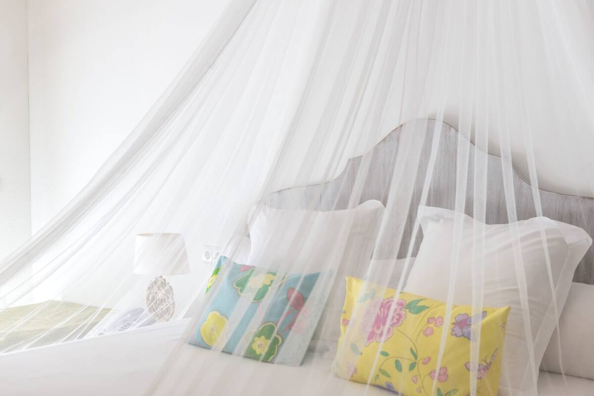 Quarto casal, varanda | Frigobar, cofres nos quartos, individualmente decorados