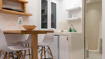 Quarto Triplo Deluxe | Casa de banho | Um polibã, artigos de higiene pessoal grátis, um secador de cabelo