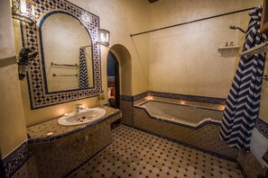 Quarto Quádruplo Deluxe | Casa de banho | Um polibã, um chuveiro fixo, artigos de higiene pessoal grátis 