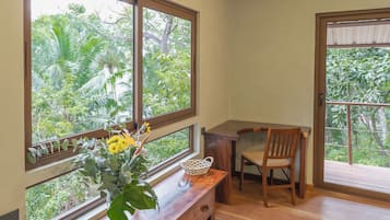 Quarto casal luxo, 1 cama King, vista para o oceano | Wi-Fi de cortesia, roupa de cama