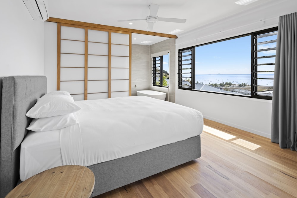 Modern Airlie Beach Holiday Home With Breathtaking Views Of The Coral Sea - Airlie Beach