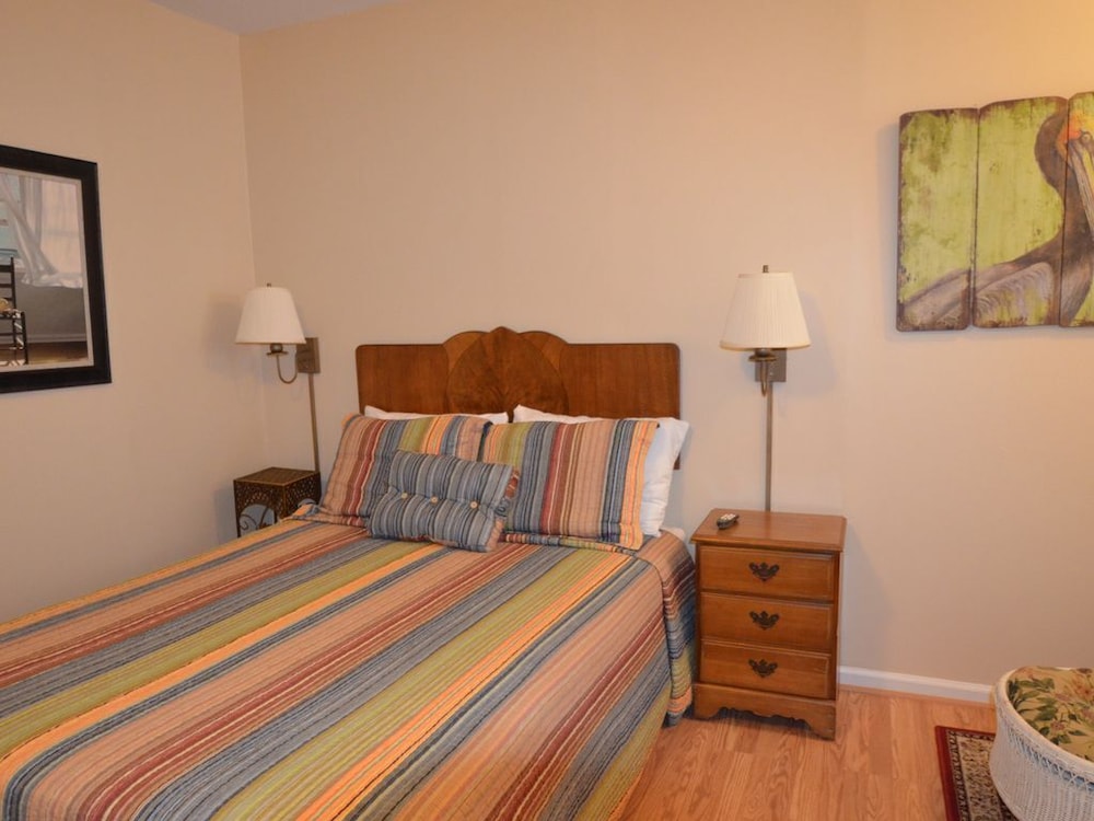 Easy Breezy 2 Bedroom, 1st Floor, Pool Onsite, Beach 4 Minutes Away - Isle of Palms, SC