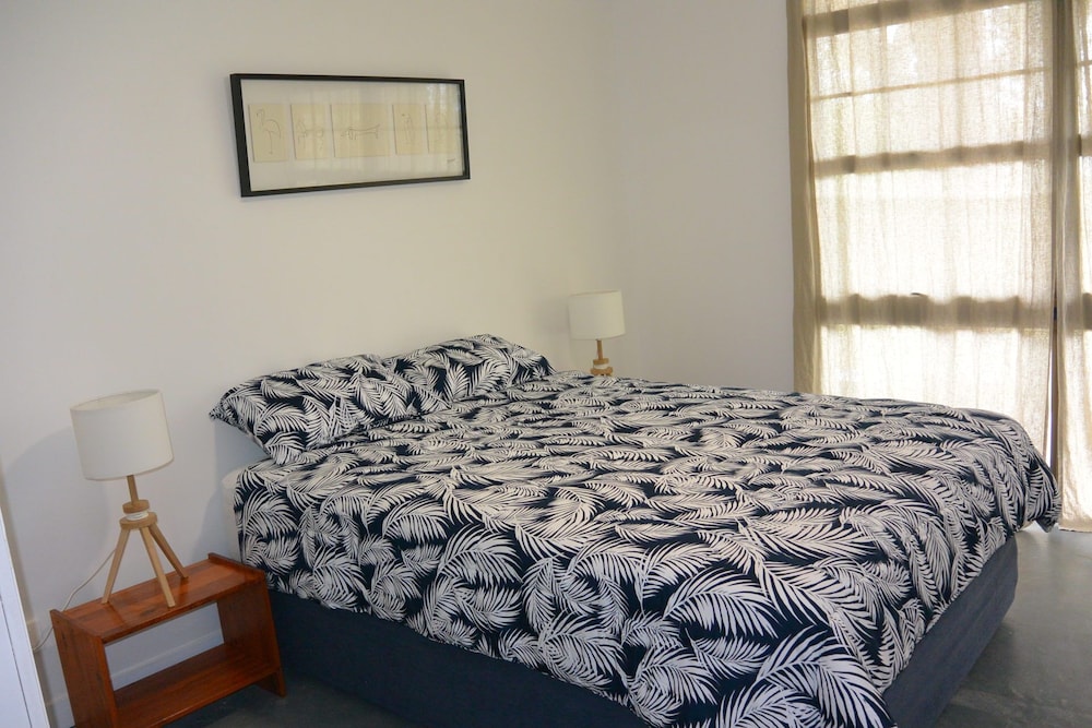Pets Allowed In This Fully Fenced Low Set House Close To Beaches. - Point Lookout