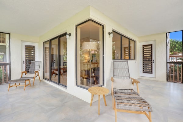 Designer Unit In Pga National With Water Views 2\/2 - Palm Beach Gardens, FL