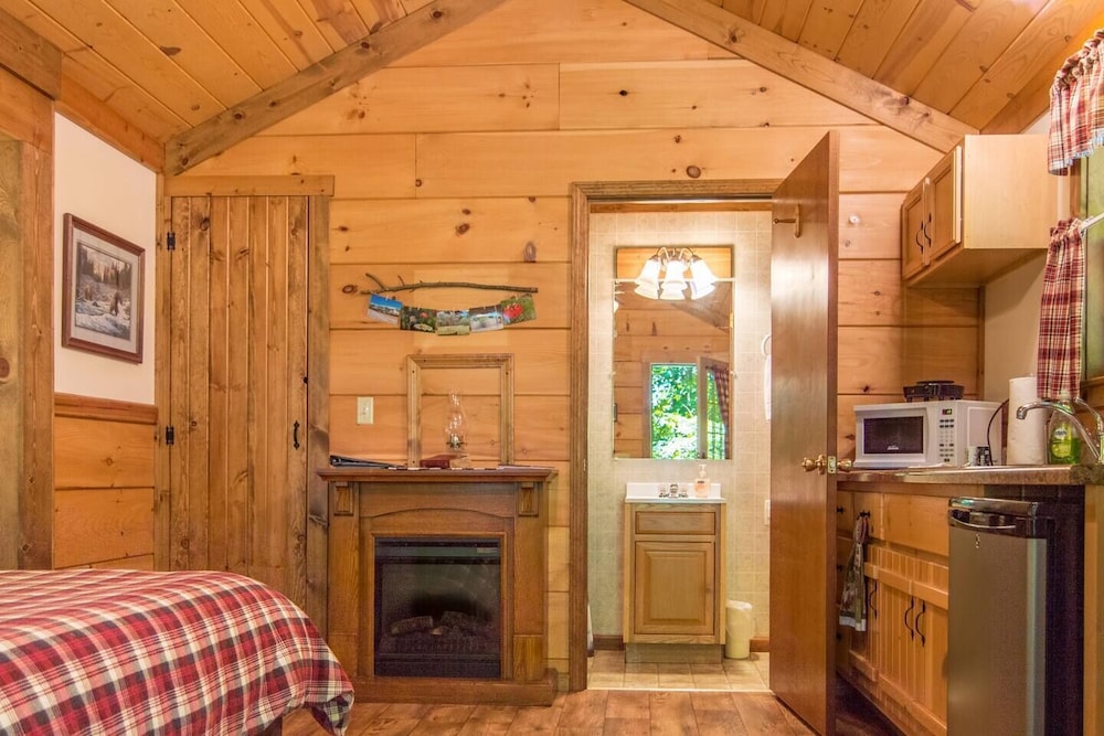 Wifi L Heat/ac L Firepit/grill-- Glamp In Style! - West Virginia