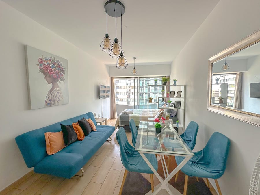 Apartamento exclusivo, 1 quarto, para não fumantes, vista para a cidade | Área de estar | Smart TV 58 polegadas com canais a cabo, TV, Netflix