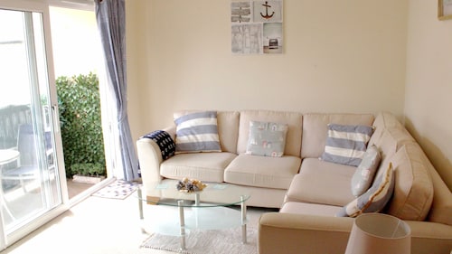 Comfortable Sidmouth Apartment, A Minute's Easy Walk To The Seafront - Devon