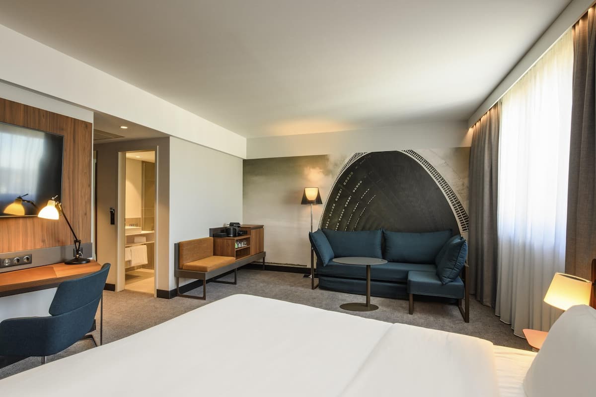 Quarto executivo, 1 cama de casal e sofá-cama | Roupas de cama antialérgicas, frigobar (abastecido com itens grátis)