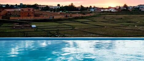 Piscina exterior, da(s) 8:00 à(s) 20:00, toldos gratuitos, guarda-sóis