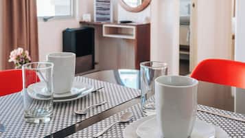Apartamento de Luxo, 1 cama queen-size e sofá-cama, cozinha | Cozinha privada | Um frigorífico/congelador grande, um micro-ondas, um forno