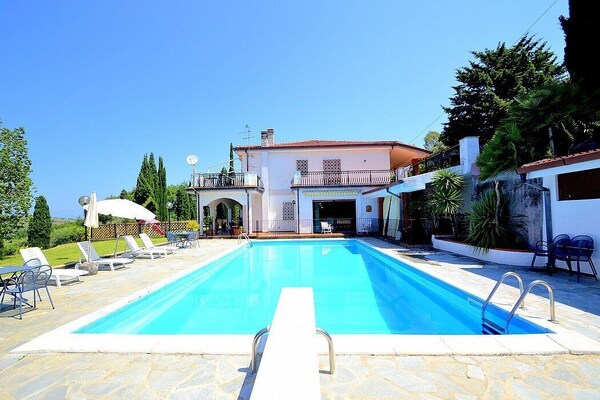 Villa Calipso A: Een Aangenaam En Ruim Appartement Dat De Gehele Begane Grond Van Een Villa Op Een Kaap Met Uitzicht Op De Zee Beslaat. - Campania