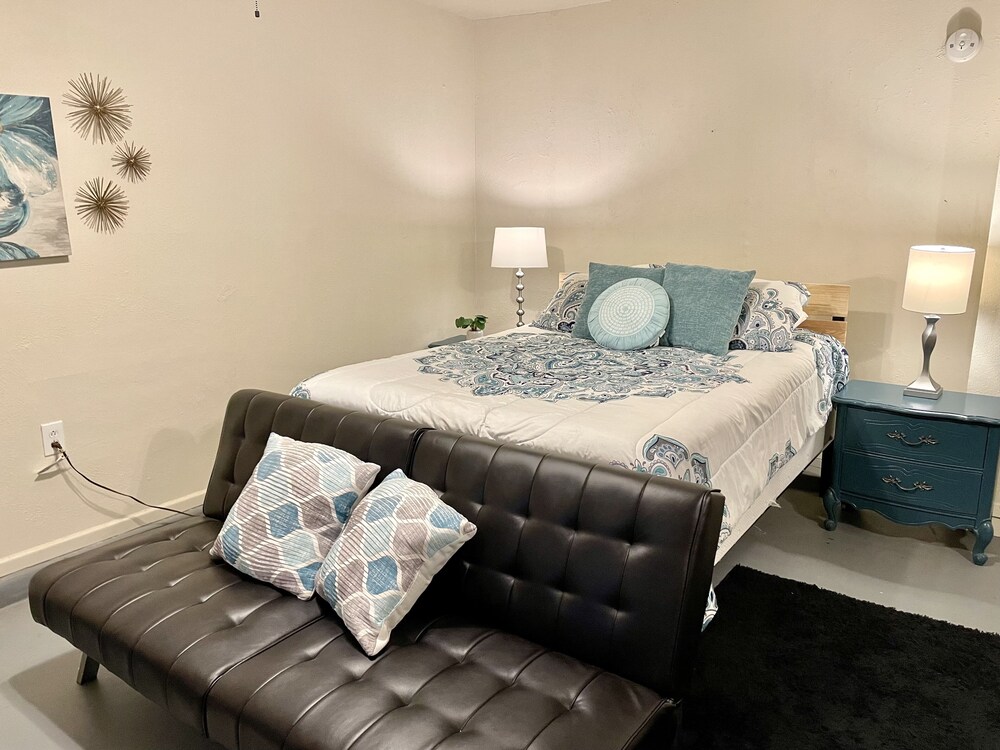 5 Bd/2ba + Fun Backyard + Central + Hot Tub + Updated W/ 3 Tvs! - Lubbock, TX
