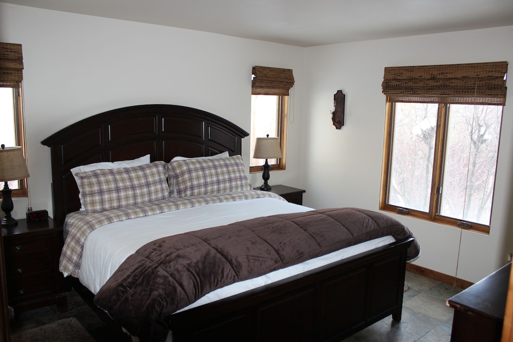 Charming Cottage On The River Edge! - Markleeville, CA