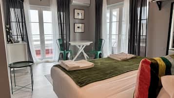 Quarto casal ou duplo luxo, para não fumantes, vista parcial para o mar | Roupas de cama premium, individualmente decorados