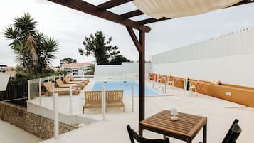 Piscina exterior, toldos gratuitos, guarda-sóis