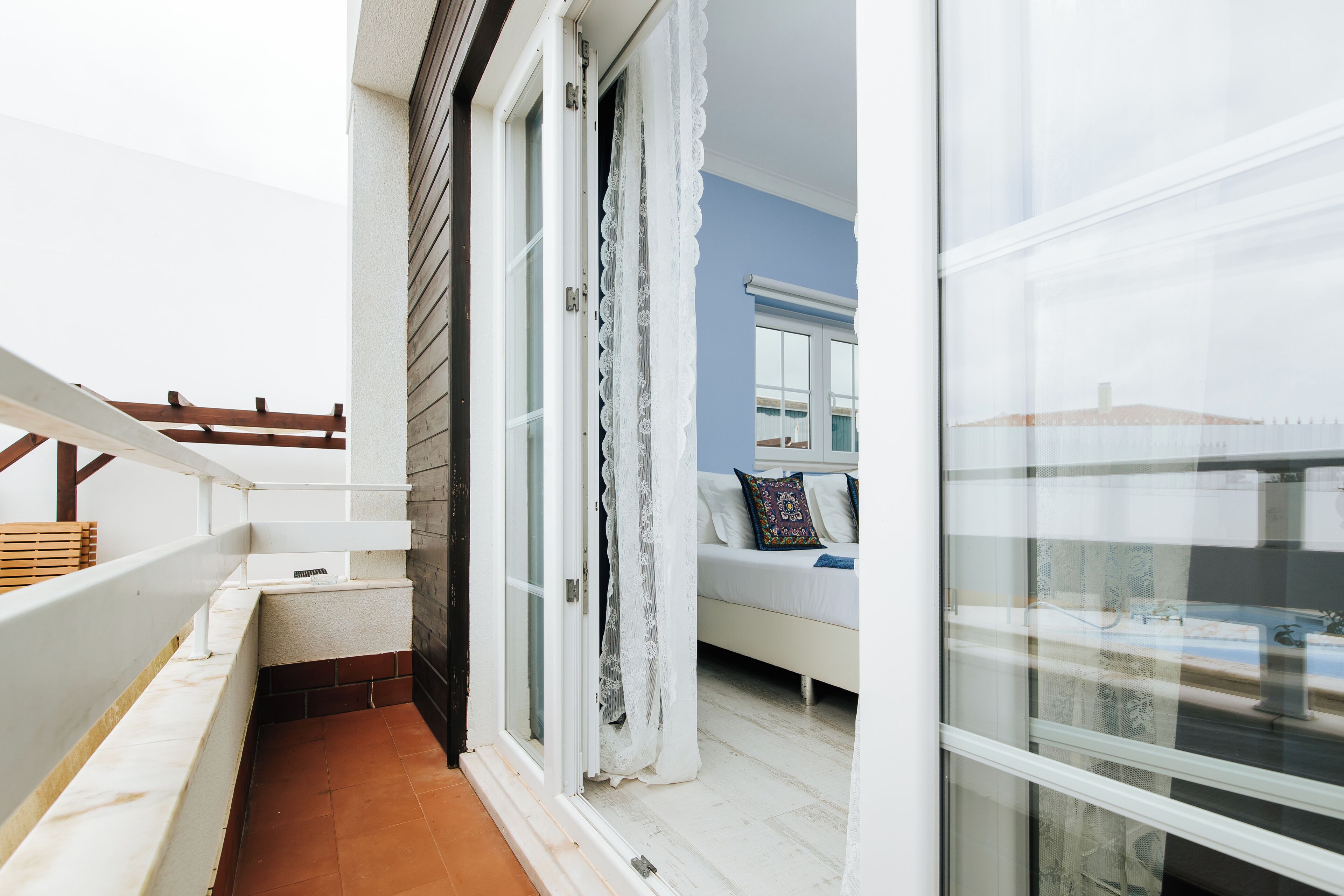 Quarto Triplo Familiar, não fumadores, vista para a piscina | Varanda