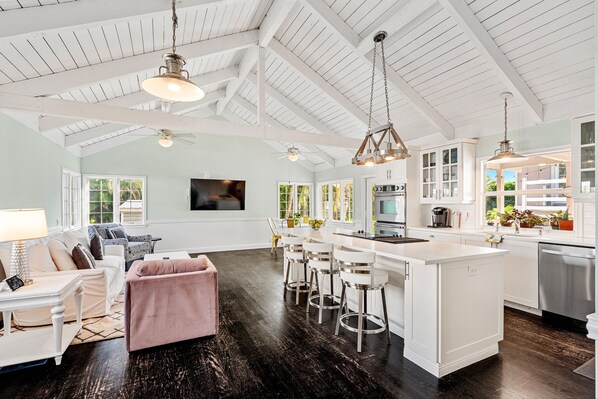 Private "resort" setting Spacious-- Boynton/Delray. 2.5 mi. to beach ...