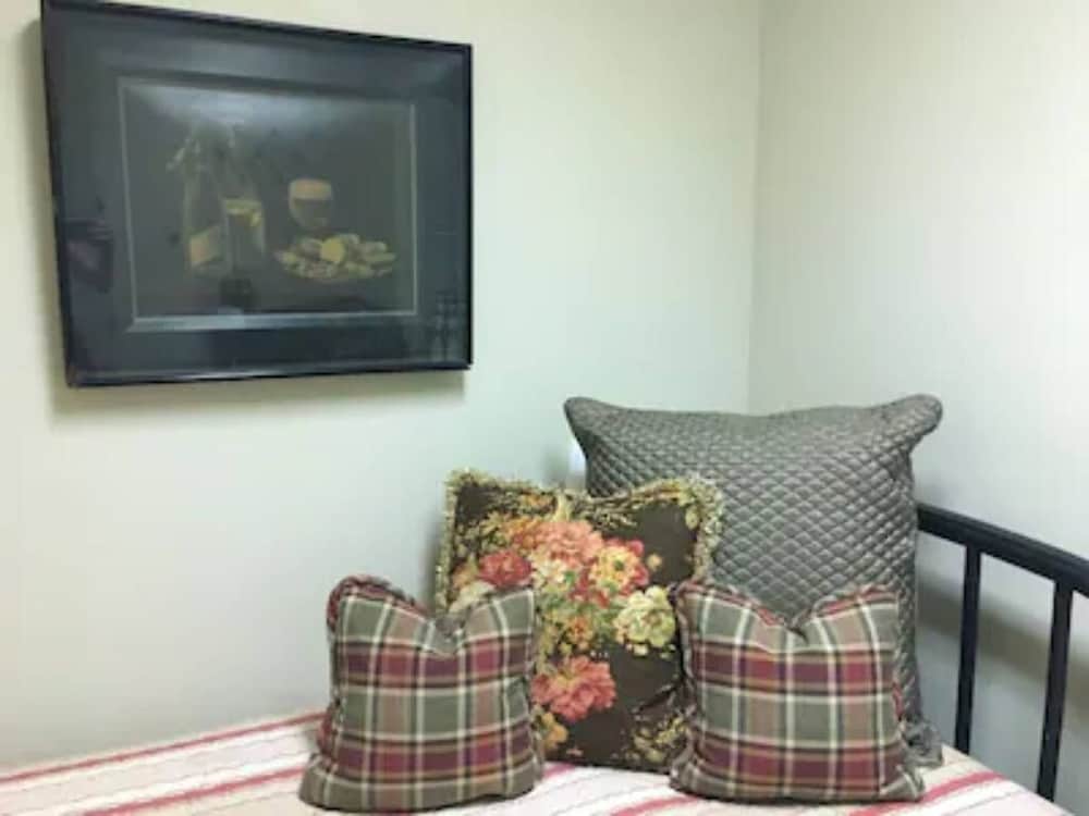Birmingham House- Blocks From The Llano River, Shopping, And Restaurants - Llano, TX