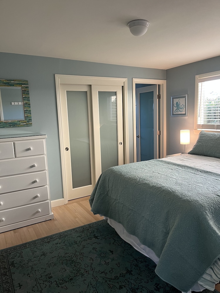 Newly Remodeled Pierpont Beach Bungalow Just A Short Walk To The Sand - Oxnard, CA